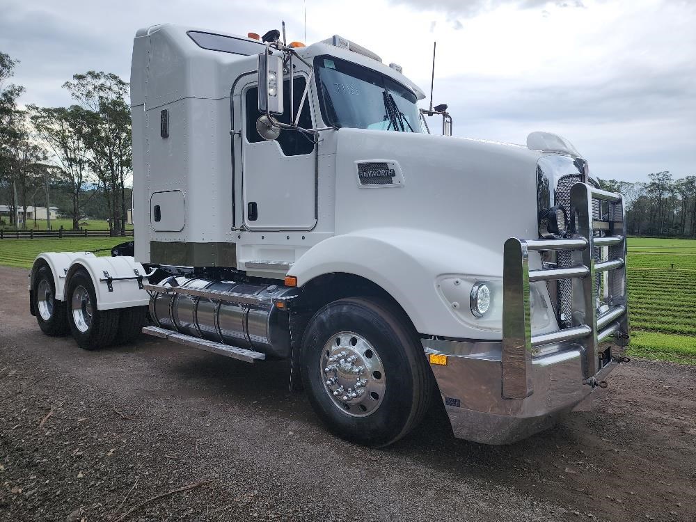2015 KENWORTH T609 LOW KLMS , ONE OWNER for sale