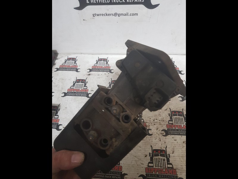 SCANIA KNORR-BREMSE SCANIA KNORR-BREMSE BRAKE MASTER CYLINDER K000087 ...