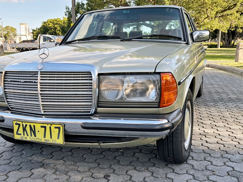 1983 MERCEDES-BENZ 230E for sale