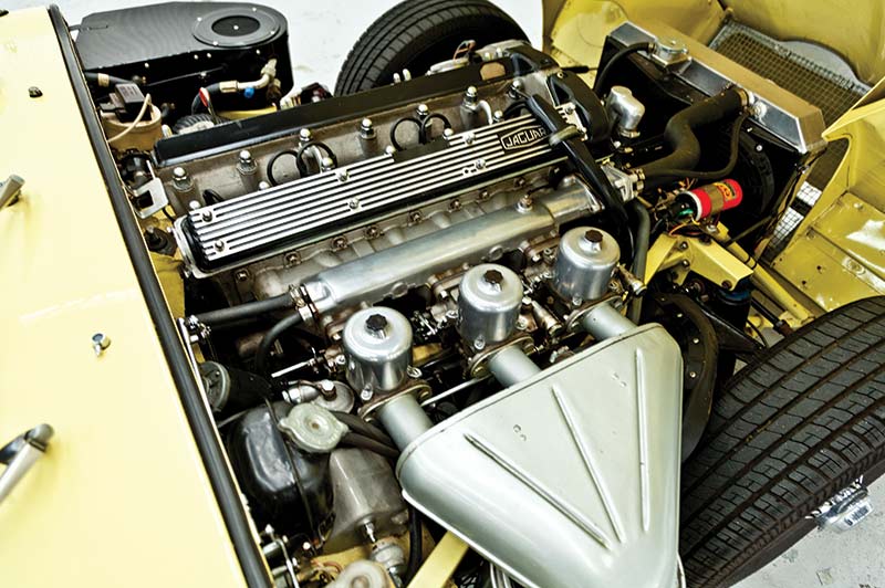 Jaguar E-Type Series II - Reader Resto
